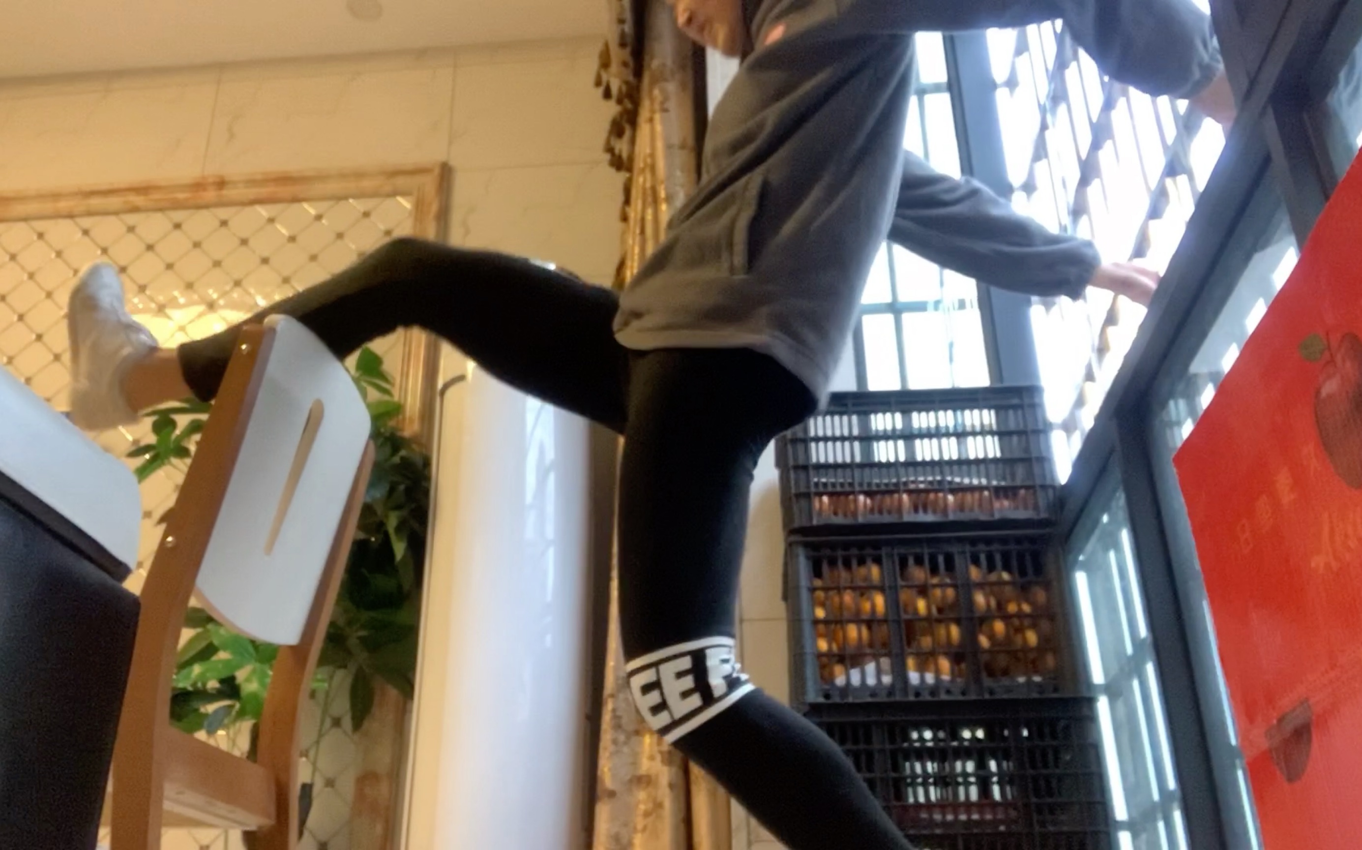 利用一条凳子就能做的跨栏辅助练习(髋关节柔韧灵活度练习)