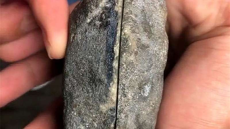 这是爷爷送给我的翡翠原石,切开后,大家觉得做手镯怎么样?