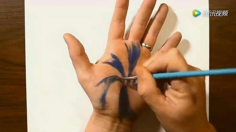 手上也能画3D立体画,逼真得仿佛真的有一个漩涡在手掌中!