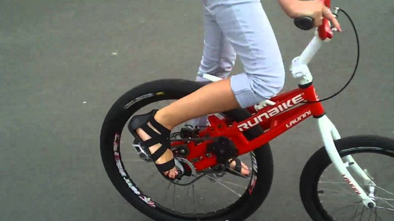 为了使这台自行车更加紧凑 他在传动系统上做了如此复杂的设计