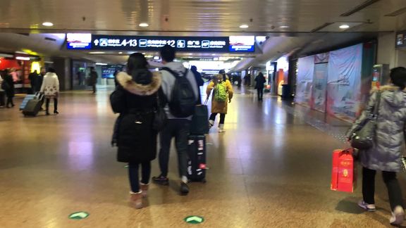 #撩妹不如撩车# 错峰出个行,北京火车西站