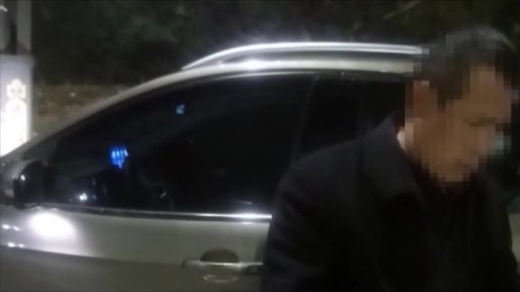 男子驾车不礼让,斑马线撞飞遛狗行人,面对交警谎话连篇逃避责任