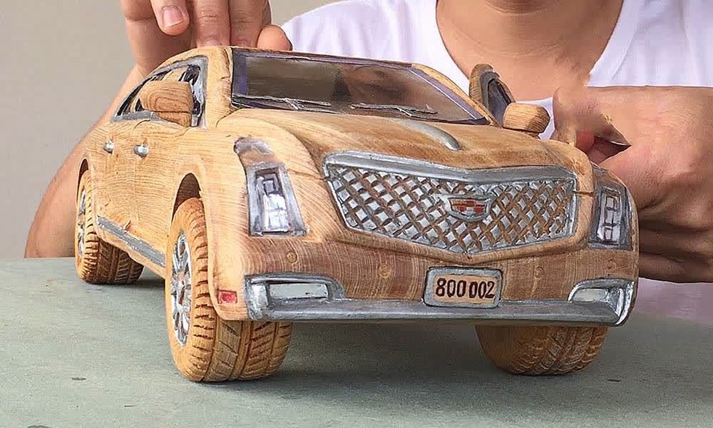 农村小伙用木头雕刻一辆汽车模型,看完我服了,真是高手在民间啊