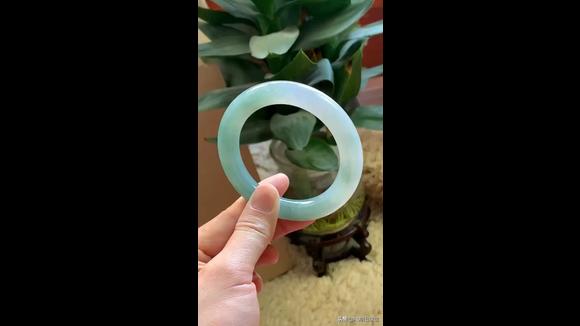 完美54圈口厚装玉石冰种飘绿圆条天然翡翠玉手镯子