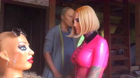 美女长期用乳胶面具当面孔,真实面目都已无人可知