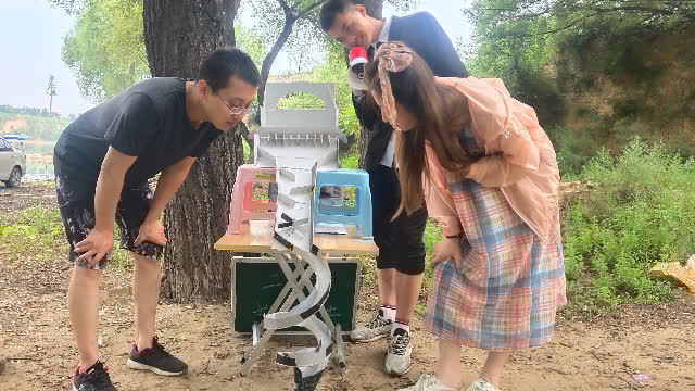 夫妻俩玩“滚珠”游戏,6种颜色的玻璃珠,猜对奖励100元