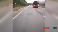 惊险一幕!实拍高速汽车连环撞车惨案