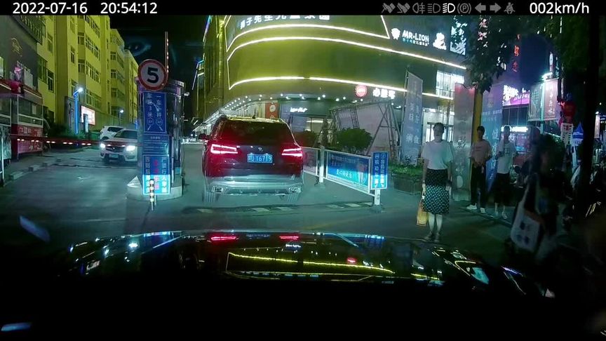 宝马的倒车灯是真的亮ߘ�#行车记录仪 #道路千万条安全第一条