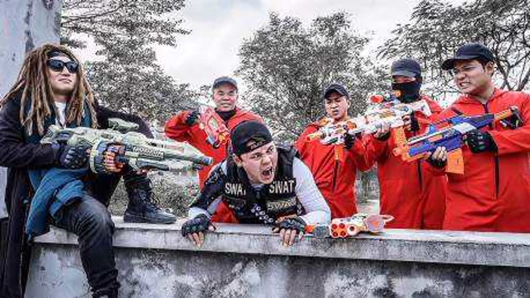 CS真人扮演:红色小伙子逃跑了!