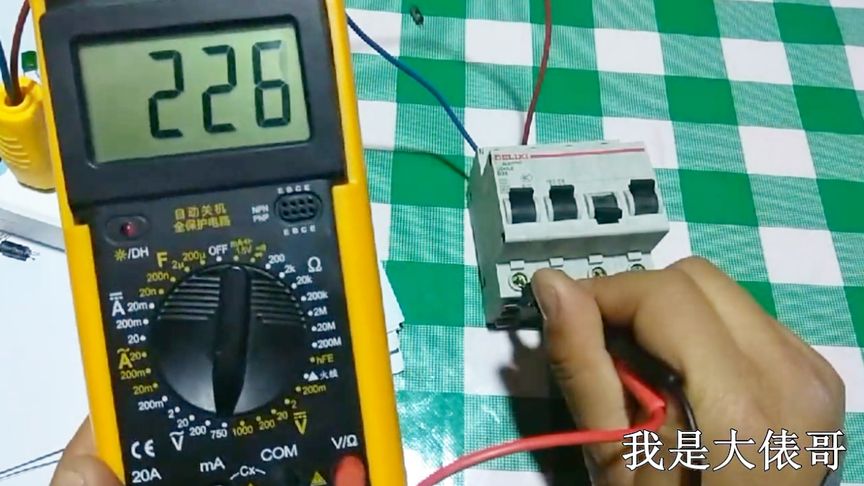电工知识:万用表测交流电电压的步骤和注意事项,还可以分辨火线