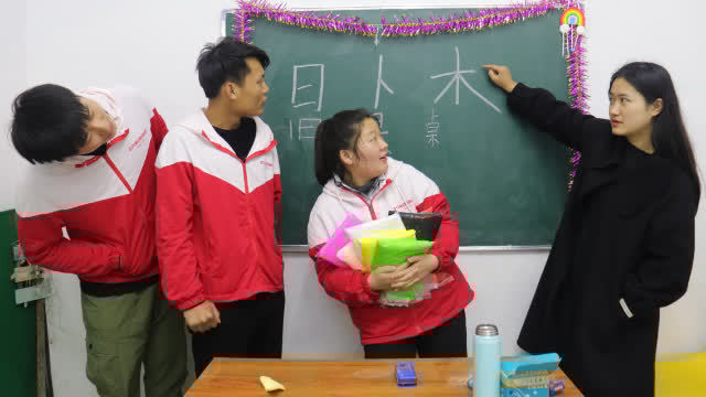 用“日、卜、木”组字,答出奖黏土,学霸写不出,学渣却秒答