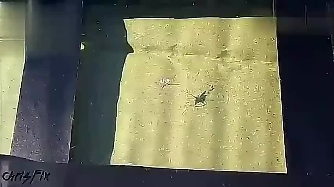 国外小哥自己动手修复破裂的前风挡玻璃,修复材料为树脂