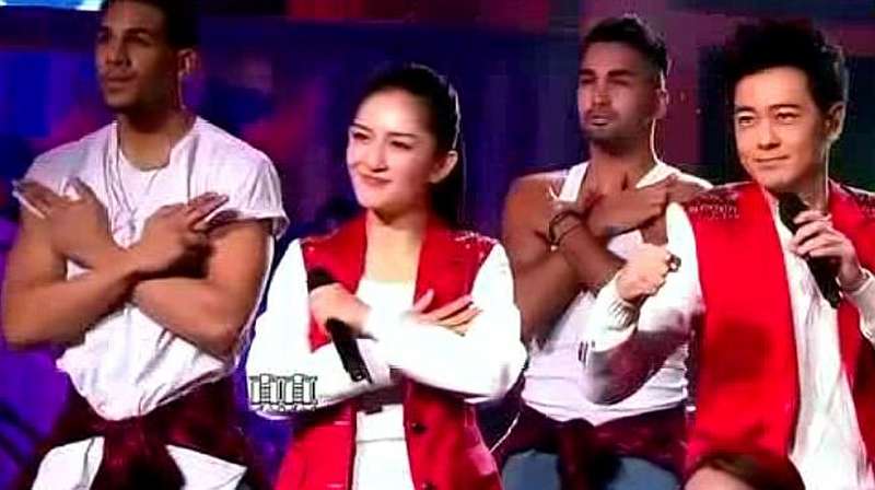 谢娜模仿林志颖唱歌跳舞,神秘人出现,谢娜惊讶到尖叫!