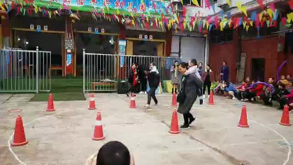 学校家长和小朋一起搞活动