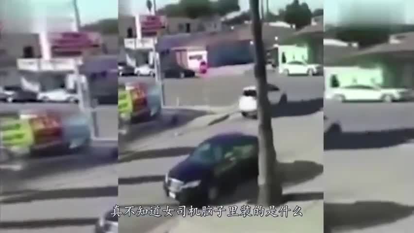两个女司机撞车后"路怒症"爆发,斗气开碰碰车,场面犹如动作大片!