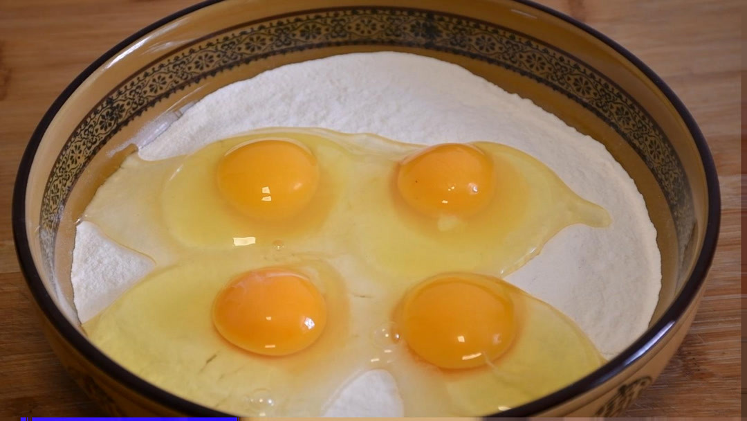 1碗面粉,4个鸡蛋,不用水不油炸,简单一做,出锅比面包还好吃