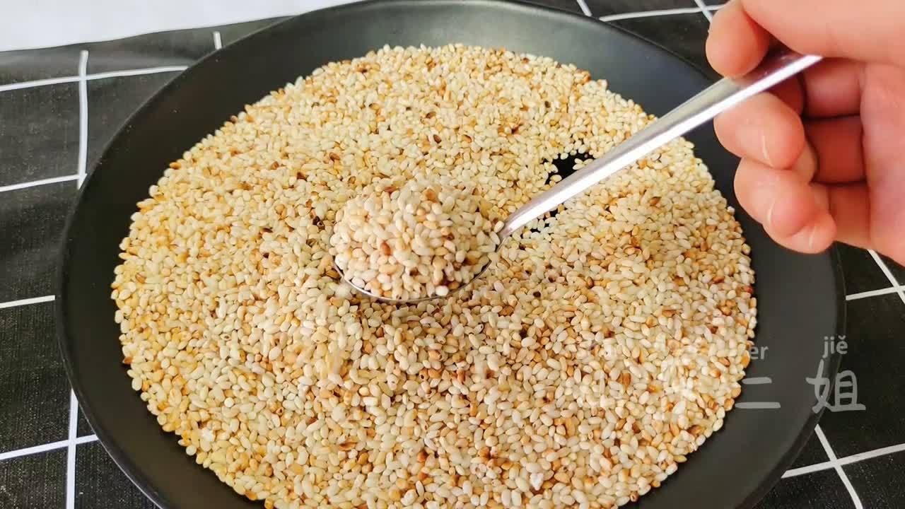 把大米放到锅里炒一炒,作用大到想不到,连续喝7天,肚子小一圈