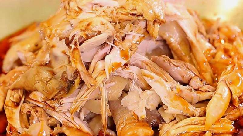 大厨教你用鸡肉做一道家常菜,广东人很喜欢吃,吃一口满嘴留香!