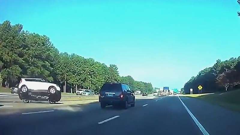 生命太脆弱,行车记录仪录下的惨烈车祸集锦,注意安全出行