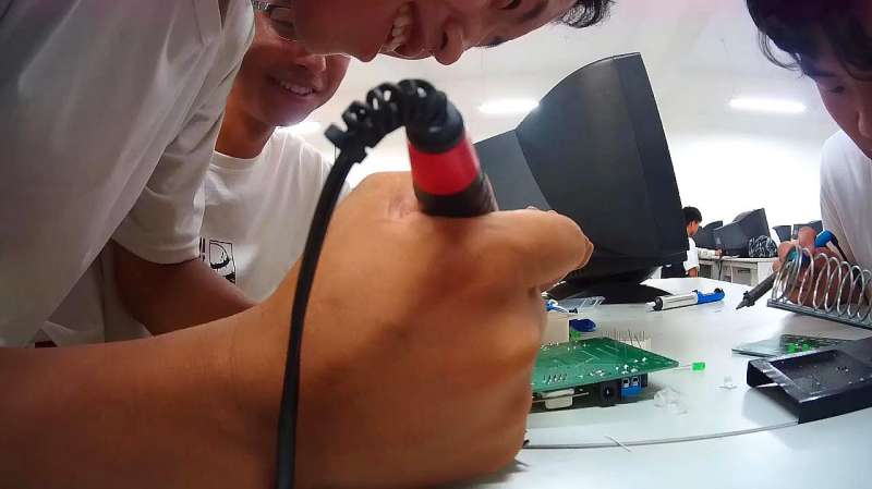 实训焊接单片机仿真PCB板,各路大神展示各种走位焊接