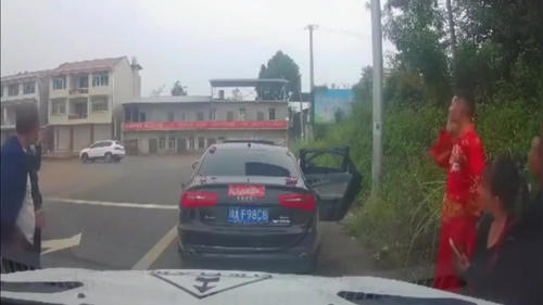行车记录仪:新郎正在打电话,没想到亲眼目睹了SUV漂移过弯