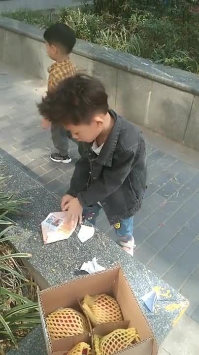 ...走到哪里都用纸折他心中的枪,去...