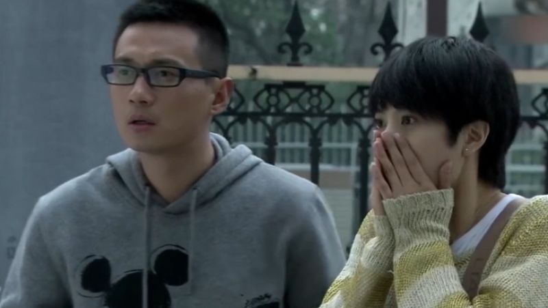 老爸带回来一美女,竟跟女儿长的一模一样,女婿瞬间看懵:这谁呀