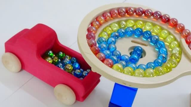 神奇!积木卡车怎么装下100颗弹珠呢?挖掘机工程车玩具