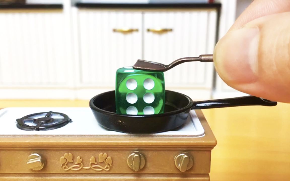 【定格动画美食】骰子也能做成猫粮,小橘猫吃得可开心了