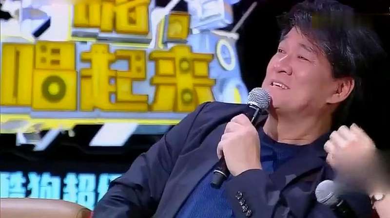 男歌手现场一首歌模仿了14位明星,唱完后,现场嘉宾起立鼓掌