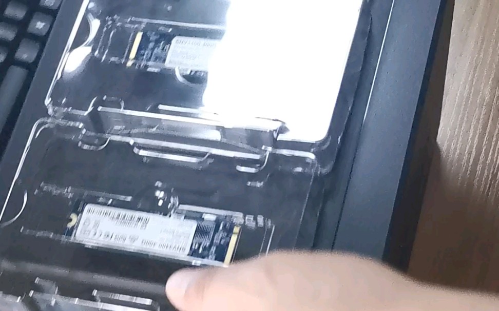 同事开箱群晖ds920,配的固态和内存都是官方的。