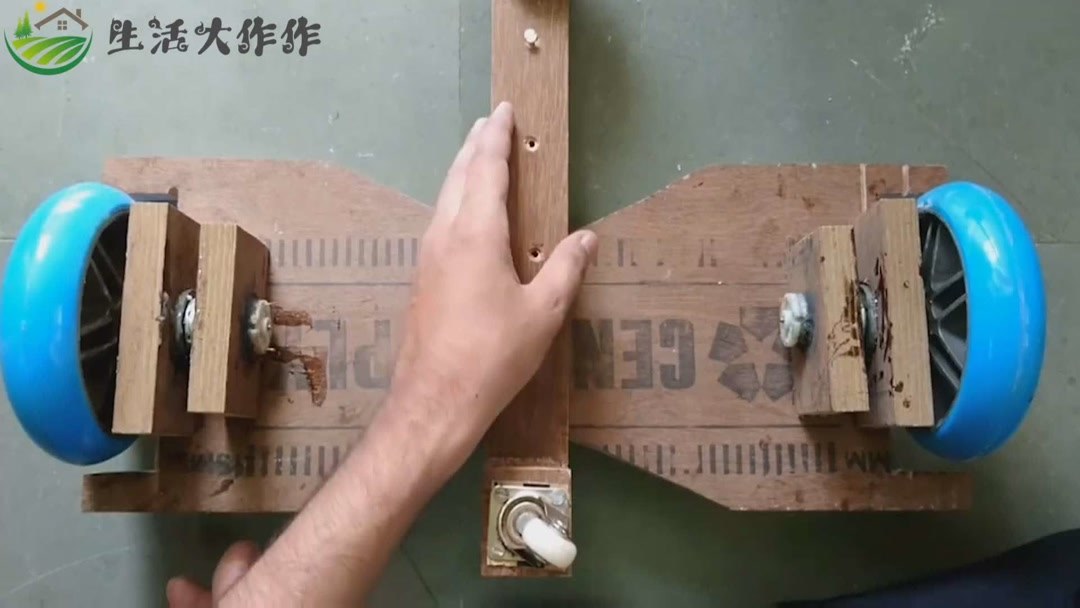 手工DIY,用废弃笔记本电池和木板制作一辆简易平衡车,好玩!