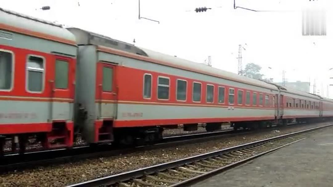 烟台开往广州的火车K1159次株洲站接近与货列会车