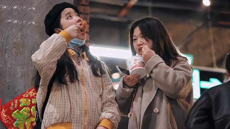 孟羽童在街头吃夜市,不顾“格力一姐”的形象,吃得超级香!