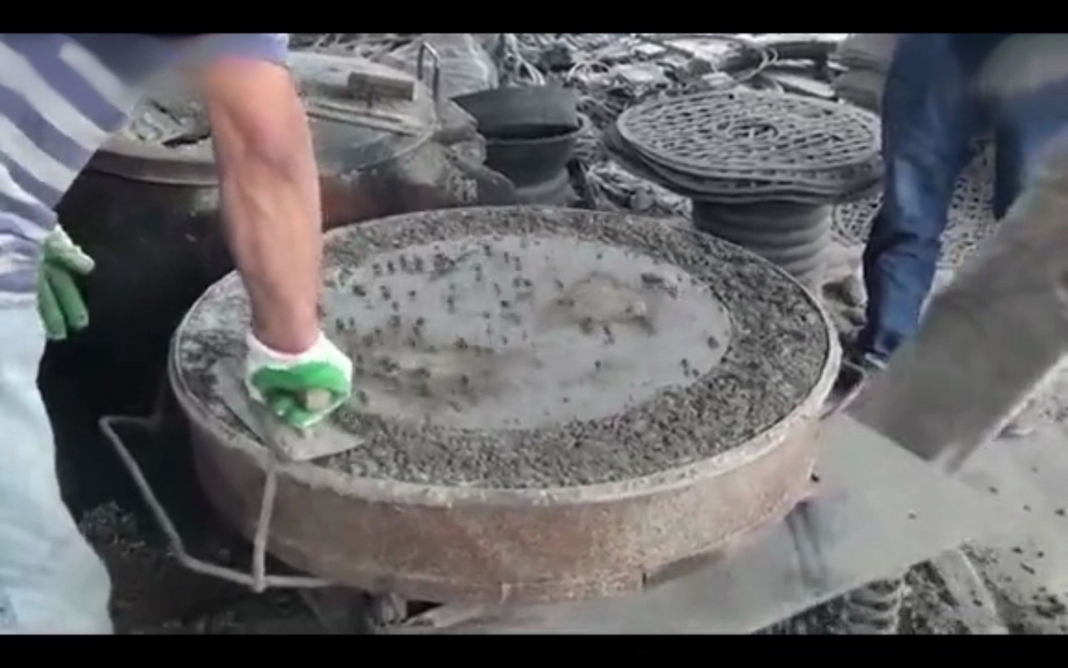 水泥井盖模具脱模过程