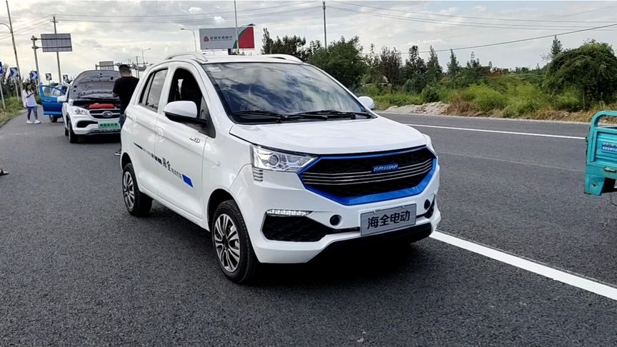 五门五座,款式新颖,自动档杆。还有大屏倒车影像。