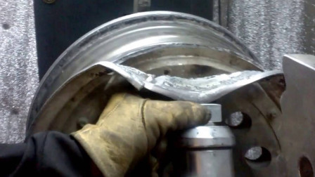 损毁严重的宝马轮毂,被国外小伙完美修复,要是你敢用.