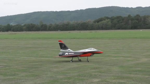 大型金属遥控飞机模型J10飞行表演由麦克莱伦F1设计