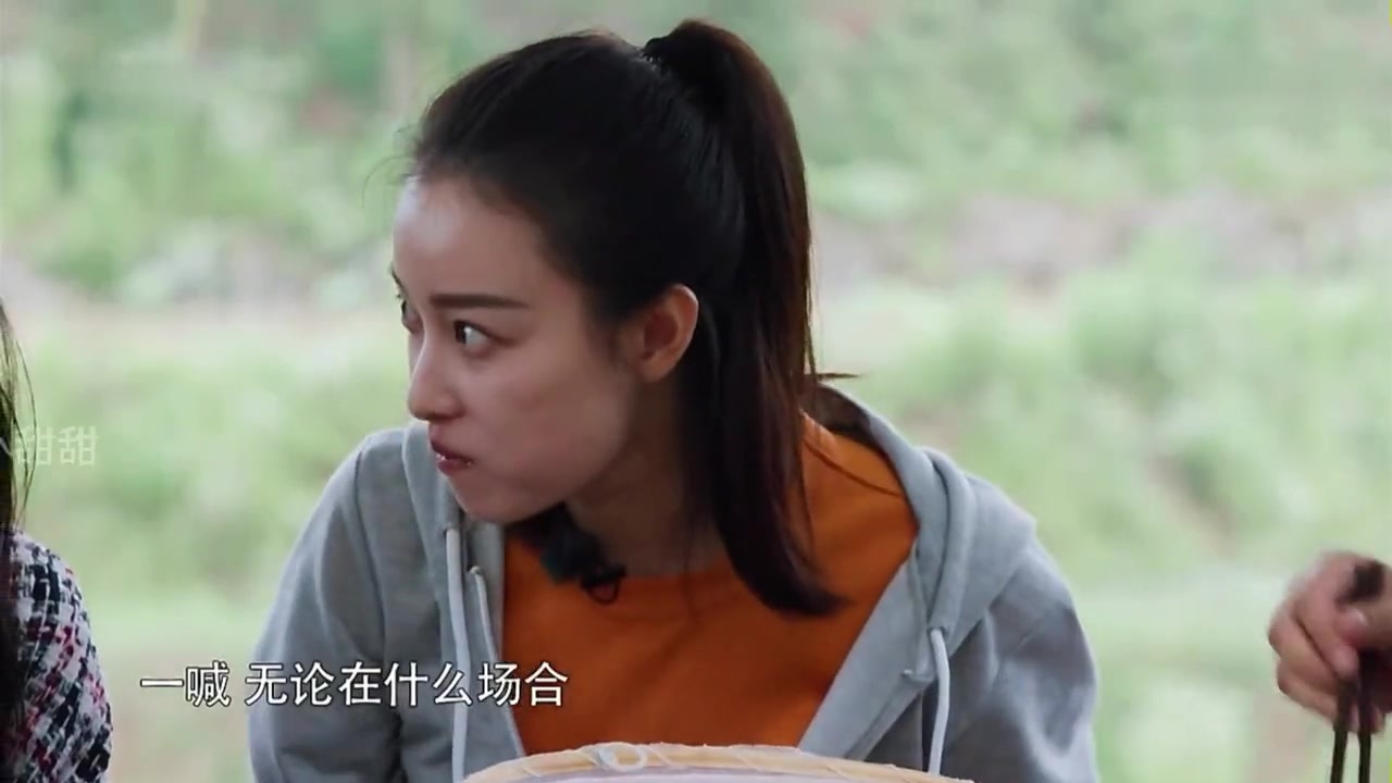尴尬综艺:杨颖在综艺里玩梗被无视,上演假吃戏码遭吐槽