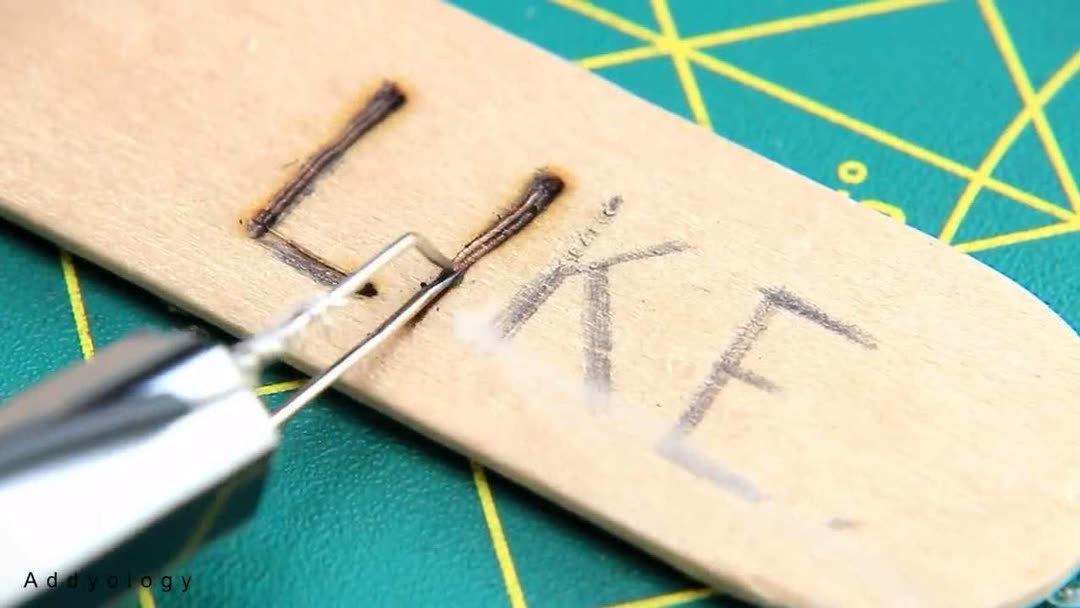 教你如何用铅笔自制一个电烙铁,用来在木板上刻字