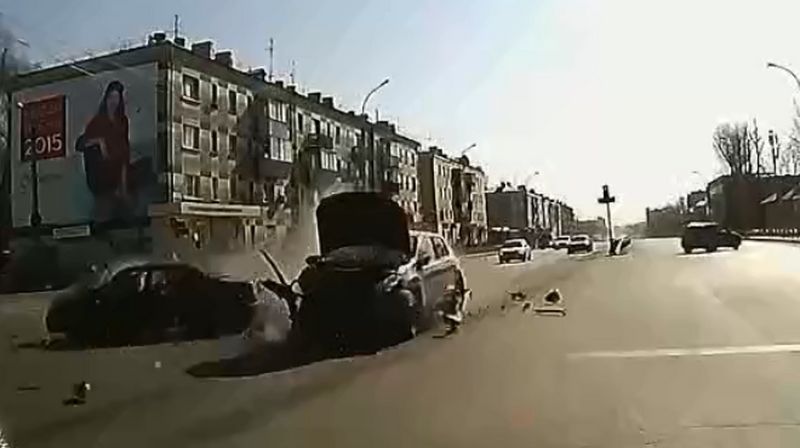 行车记录仪下的 惨不忍睹车祸视频集锦 远离车祸 安全出行!