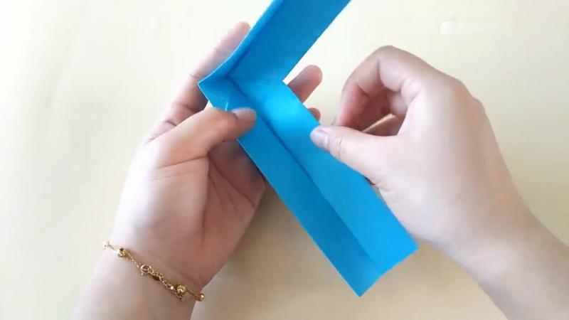 一张纸简单几步制作超级飞镖,可以飞回来的折纸飞镖,太好玩了