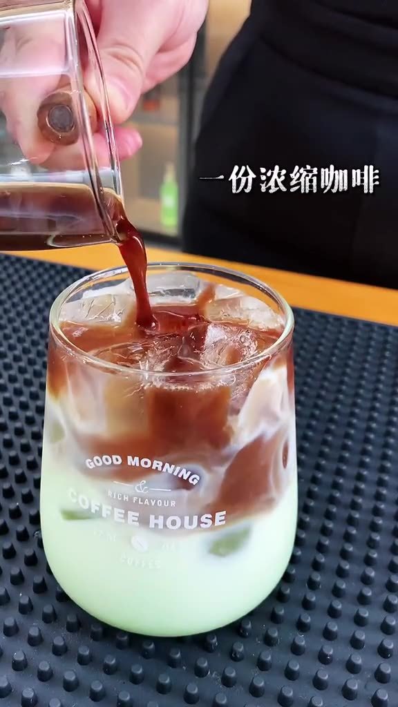 居家自制敲简单的抹茶拿铁咖啡,喜欢甜的可以用全脂牛奶