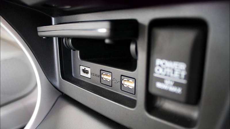 车上的USB接口是给手机充电的吗?看看正确用法,别把手机充报废