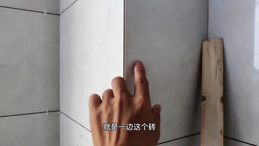 35年经验的瓦工师傅,贴厕所墙砖是什么样子?让你让你大吃一惊