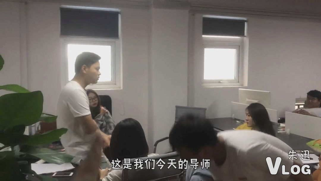 朱迅去工作室练造型,记了好多笔记,努力的女孩最漂亮