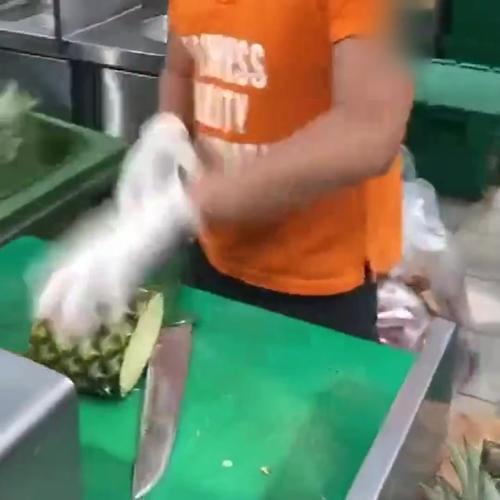 老板在切菠萝,看他这高超的刀法,一定是在迪拜学的
