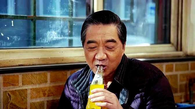 回忆年少时的梦想!张召忠和高晓松一起吃卤煮,多年北京变化好大