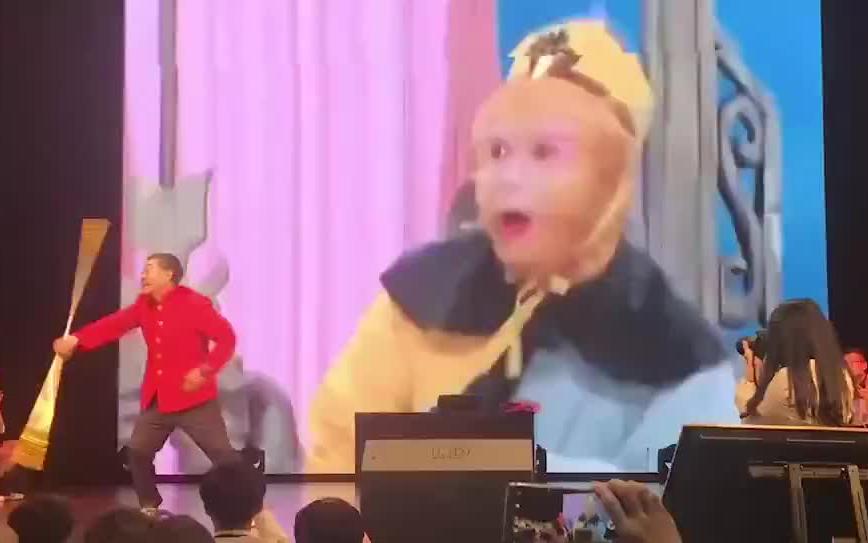 西游记齐天大圣孙悟空六小龄童在东北吉林长春演讲时候表演