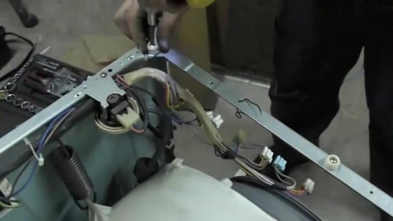 看看维修师傅如何更换一台滚筒洗衣机的轴承以及如何拆卸水箱